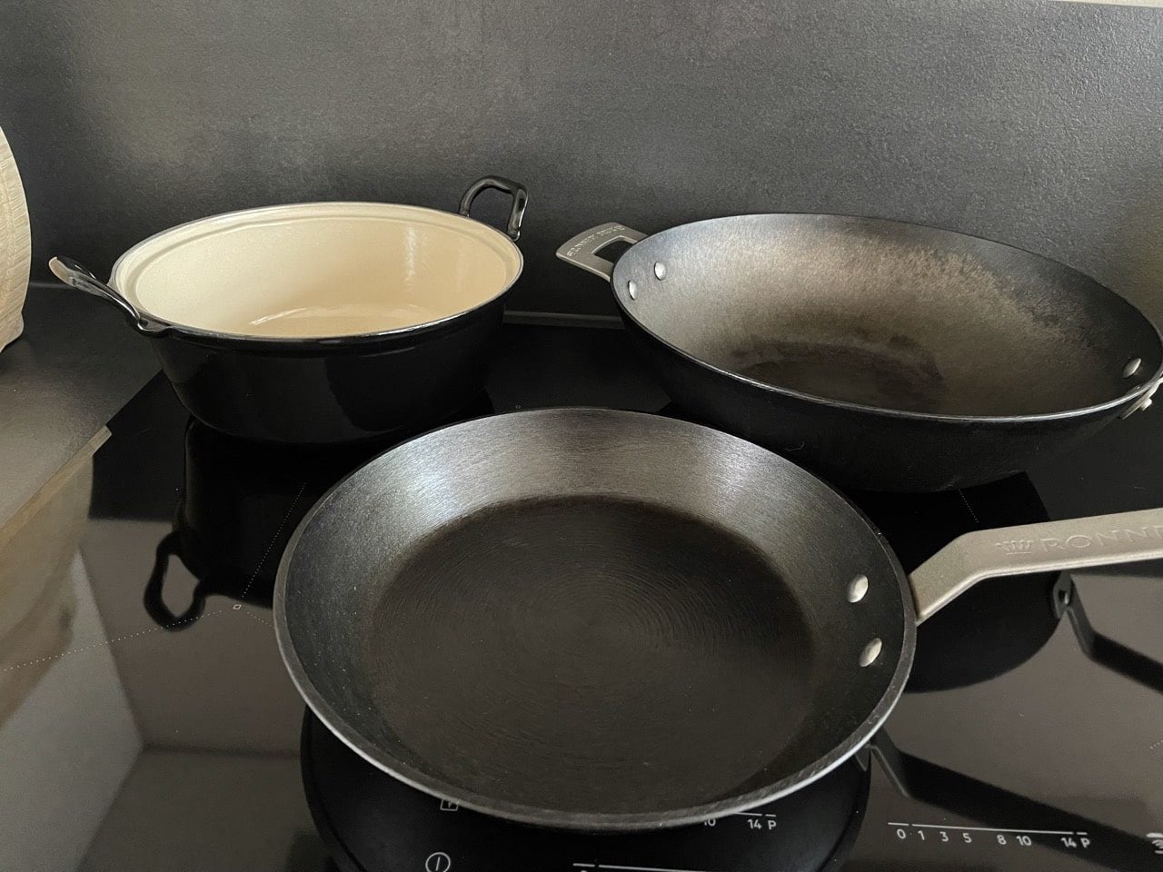 Een gietijzeren pan, de beste pan om in te bakken zonder schadelijke ...